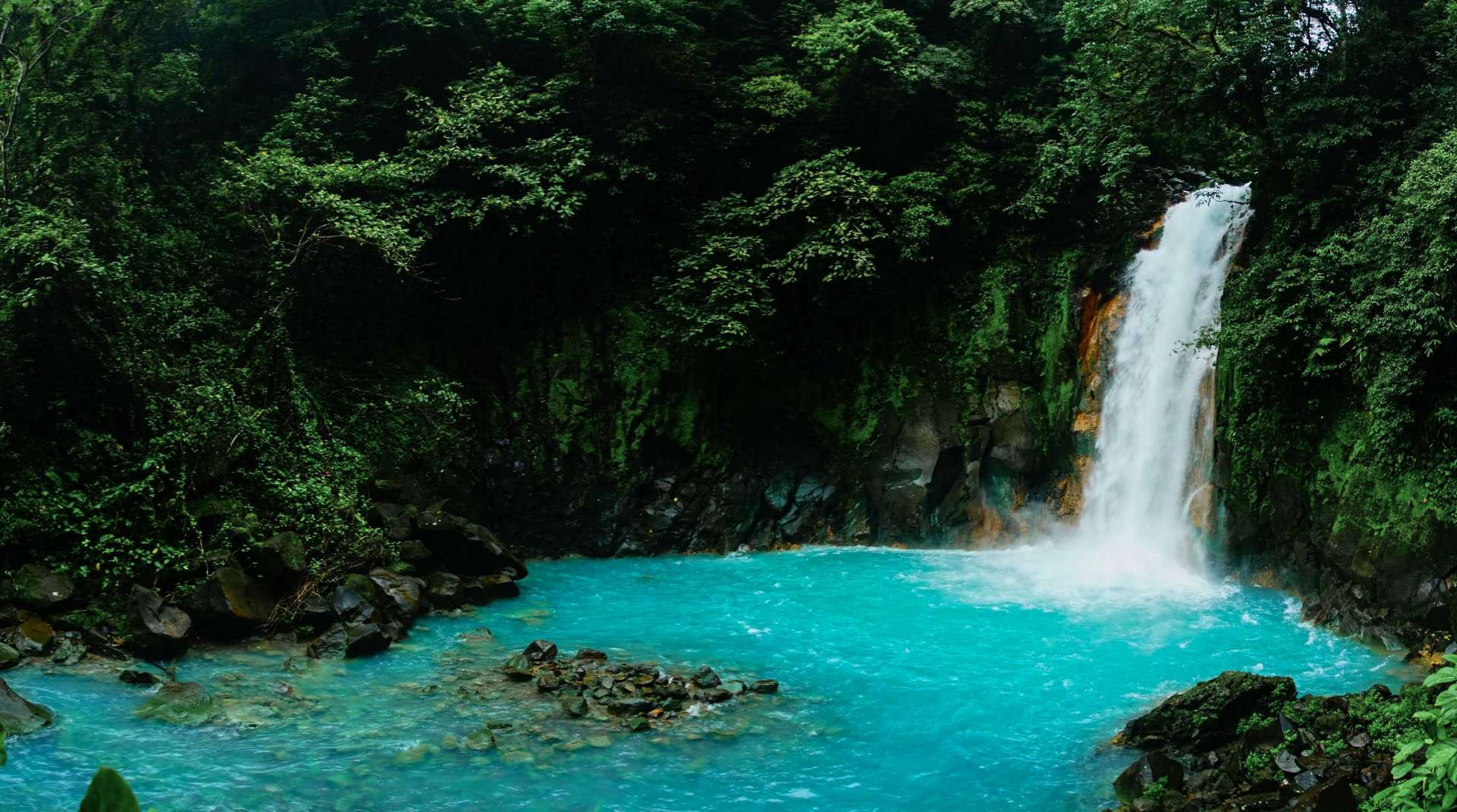 Costa Rica: volcanos, waterfalls and magic blue rivers!